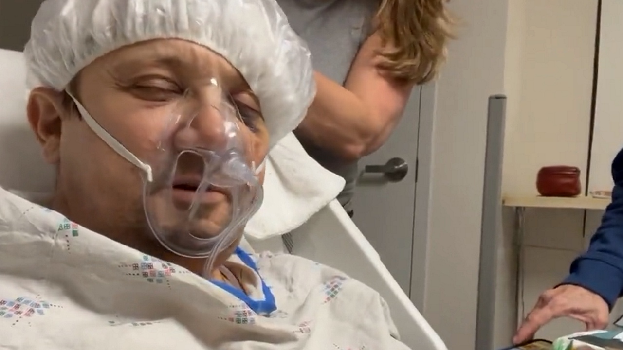 Джереми Реннер выложил видео из больницы: у актера «день СПА»